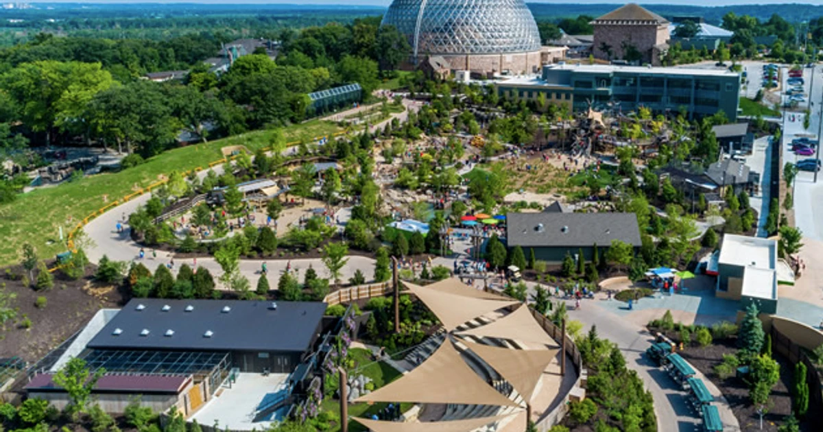 Henry Doorly Zoo & Aquarium – Indoor Rainforest, Desert & Shark Tunnel